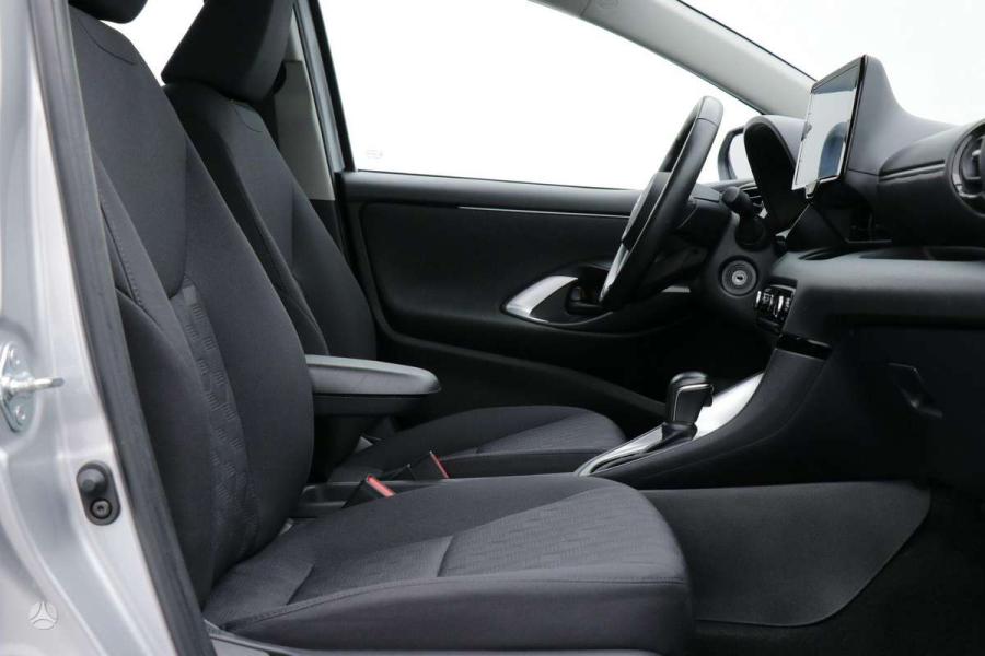 Grey Toyota Yaris 2025 in Vilnius, with an engine capacity of 1.49 L and mileage of 34 thousand km for 19990 €, photo 10 on AUTOMOTO.COM.LV
