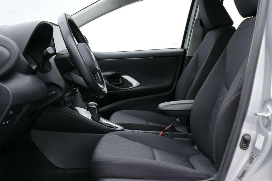 Grey Toyota Yaris 2025 in Vilnius, with an engine capacity of 1.49 L and mileage of 34 thousand km for 19990 €, photo 13 on AUTOMOTO.COM.LV