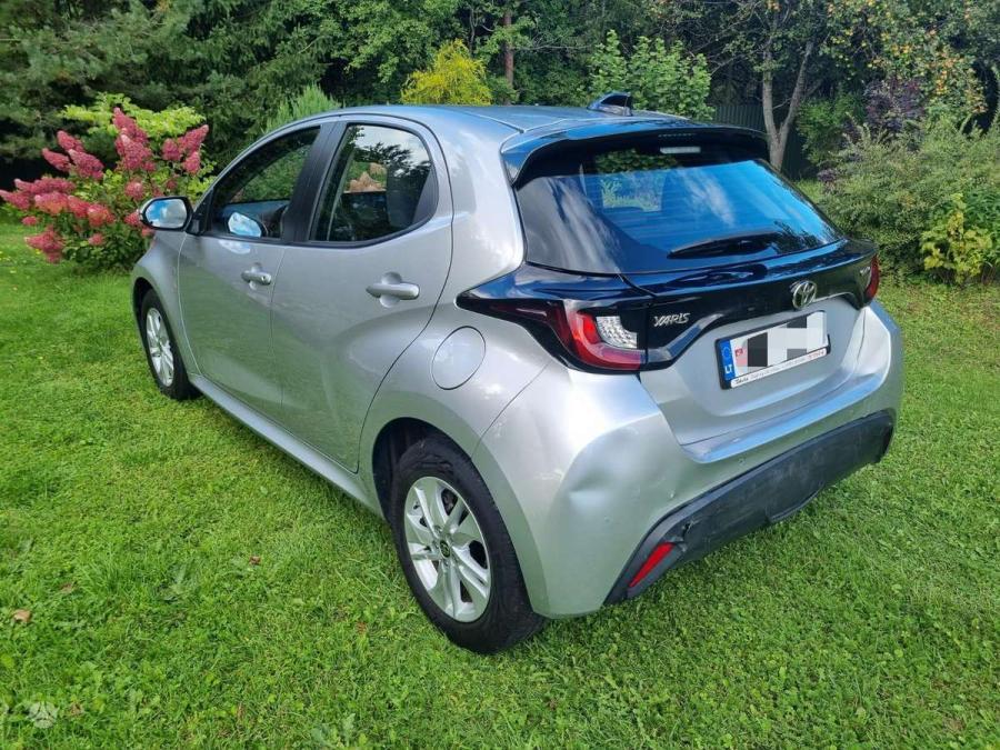 Grey Toyota Yaris 2025 in Alytus, with an engine capacity of 1.50 L and mileage of 22 thousand km for 9900 €, photo 9 on AUTOMOTO.COM.LV