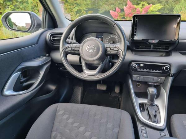 Grey Toyota Yaris 2025 in Alytus, with an engine capacity of 1.50 L and mileage of 22 thousand km for 9900 €, photo 10 on AUTOMOTO.COM.LV