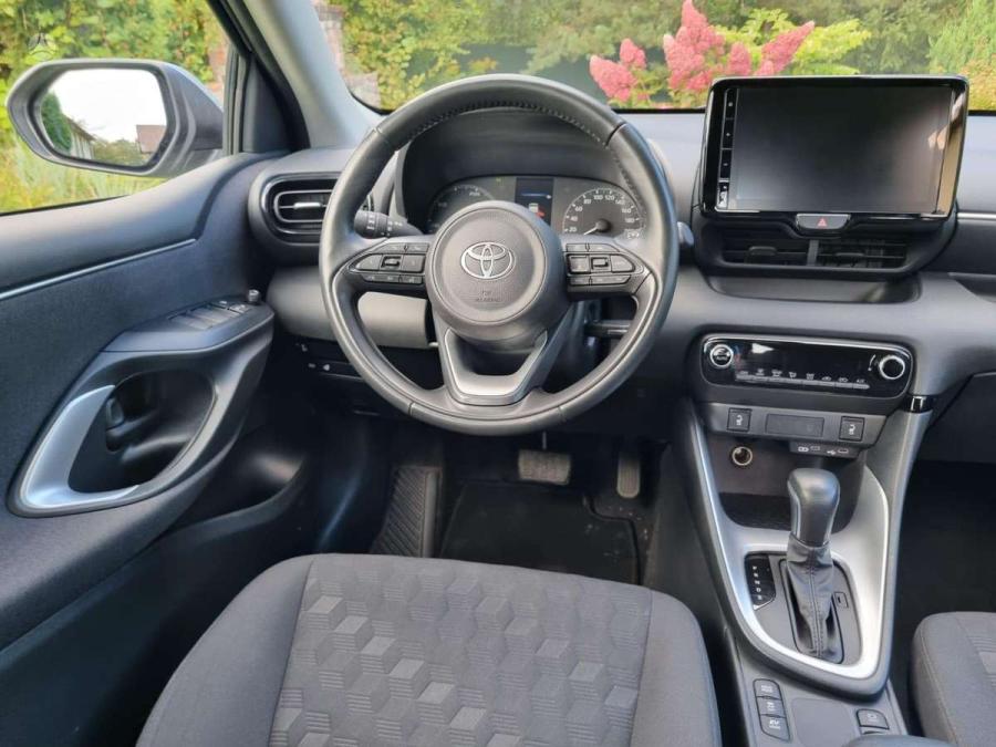 Grey Toyota Yaris 2025 in Alytus, with an engine capacity of 1.50 L and mileage of 22 thousand km for 9900 €, photo 10 on AUTOMOTO.COM.LV