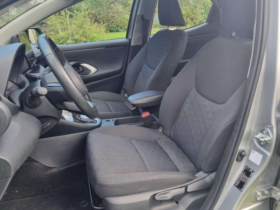 Grey Toyota Yaris 2025 in Alytus, with an engine capacity of 1.50 L and mileage of 22 thousand km for 9900 €, photo 12 on AUTOMOTO.COM.LV