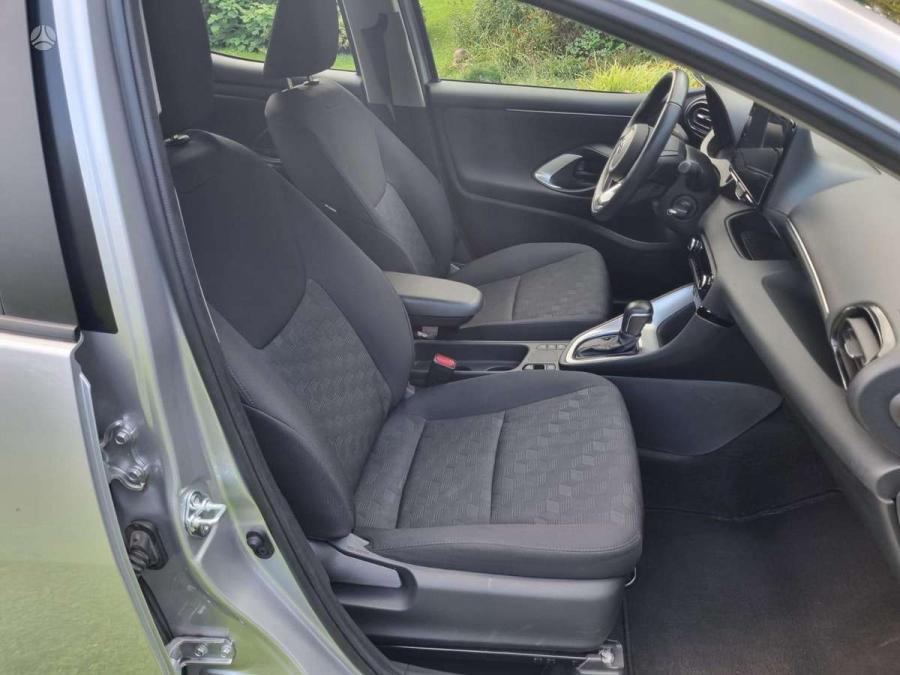 Grey Toyota Yaris 2025 in Alytus, with an engine capacity of 1.50 L and mileage of 22 thousand km for 9900 €, photo 14 on AUTOMOTO.COM.LV