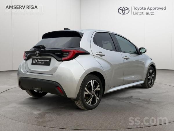 Grey Toyota Yaris 2025 in Riga, with an engine capacity of 1.50 L and mileage of 40 thousand km for 20700 €, photo 3 on AUTOMOTO.COM.LV
