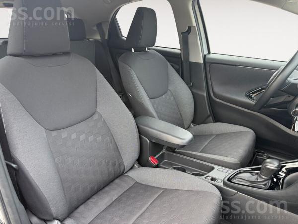 Grey Toyota Yaris 2025 in Riga, with an engine capacity of 1.50 L and mileage of 40 thousand km for 20700 €, photo 7 on AUTOMOTO.COM.LV