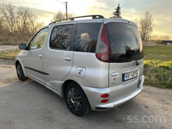 Toyota Yaris 2000 in Riga on AUTOMOTO.COM.LV Grey Toyota Yaris 2000 in Riga, with an engine capacity of 1.30 L and mileage of 336 thousand km for 1550 €, photo 4 on AUTOMOTO.COM.LV