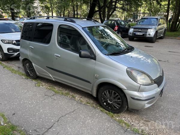 Toyota Yaris 2000 in Riga on AUTOMOTO.COM.LV Grey Toyota Yaris 2000 in Riga, with an engine capacity of 1.30 L and mileage of 336 thousand km for 1550 €, photo 8 on AUTOMOTO.COM.LV