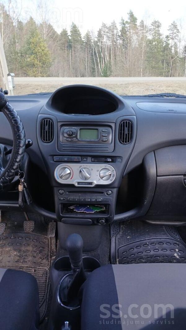 Pelēks Toyota Yaris 2005 Rīga, ar dzinēja tilpumu 1.40 L un nobraukumu 377 tūkst. km par 1150 €, foto 10 vietnē AUTOMOTO.COM.LV