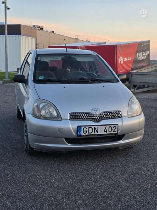 Grey Toyota Yaris 2000 in Kaunas, with an engine capacity of 1.00 L and mileage of 194 thousand km for 750 €, photo 1 on AUTOMOTO.COM.LV