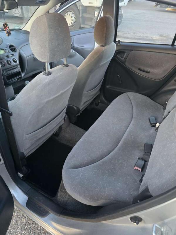 Grey Toyota Yaris 2000 in Kaunas, with an engine capacity of 1.00 L and mileage of 194 thousand km for 750 €, photo 8 on AUTOMOTO.COM.LV