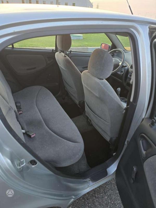 Grey Toyota Yaris 2000 in Kaunas, with an engine capacity of 1.00 L and mileage of 194 thousand km for 750 €, photo 9 on AUTOMOTO.COM.LV
