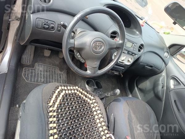 Серый Тойота Ярис 2004 в Даугавпилс, объемом двигателя 1.40 л и пробегом 239 тыс. км за 1200 €, фото 4 на AUTOMOTO.COM.LV