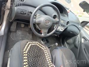 Pelēks Toyota Yaris 2004 Daugavpils, ar dzinēja tilpumu 1.40 L un nobraukumu 239 tūkst. km par 1200 €, foto 5 vietnē AUTOMOTO.COM.LV