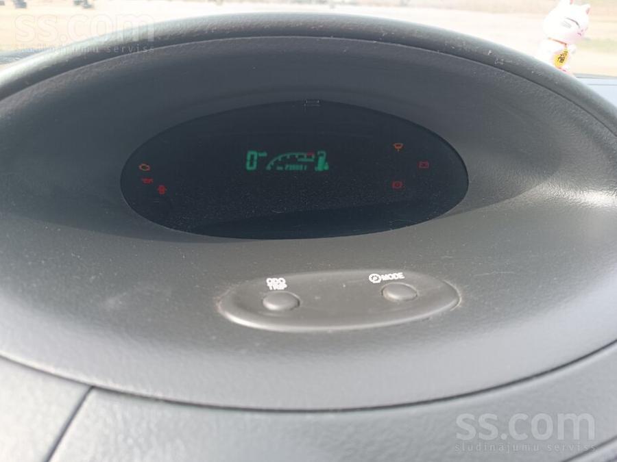 Pelēks Toyota Yaris 2004 Daugavpils, ar dzinēja tilpumu 1.40 L un nobraukumu 239 tūkst. km par 1200 €, foto 6 vietnē AUTOMOTO.COM.LV