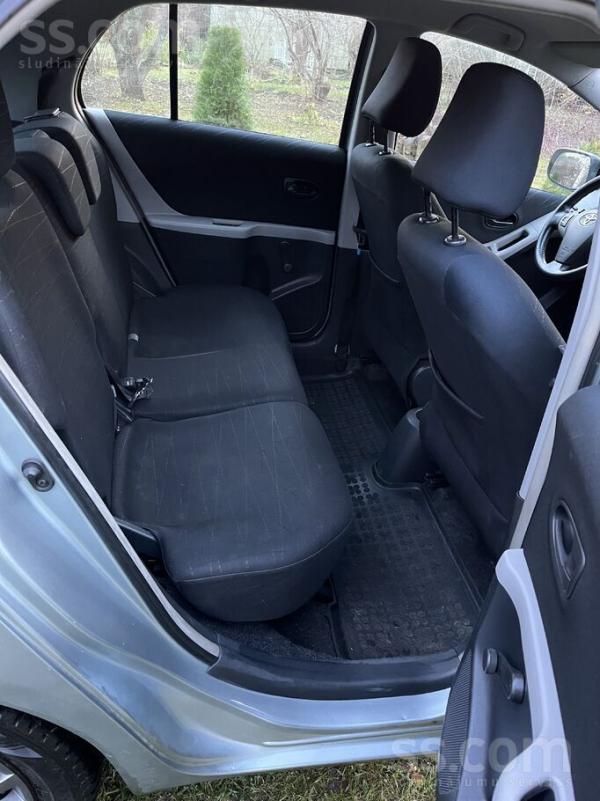 Pelēks Toyota Yaris 2006 Jūrmala, ar dzinēja tilpumu 1.30 L un nobraukumu 283 tūkst. km par 1950 €, foto 6 vietnē AUTOMOTO.COM.LV