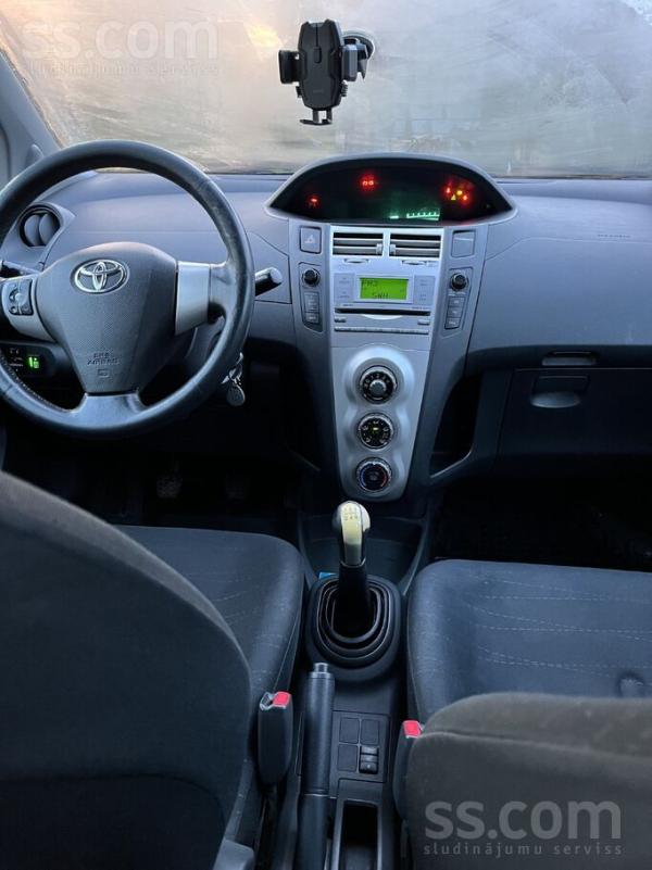 Pelēks Toyota Yaris 2006 Jūrmala, ar dzinēja tilpumu 1.30 L un nobraukumu 283 tūkst. km par 1950 €, foto 7 vietnē AUTOMOTO.COM.LV