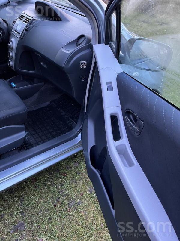 Pelēks Toyota Yaris 2006 Jūrmala, ar dzinēja tilpumu 1.30 L un nobraukumu 283 tūkst. km par 1950 €, foto 8 vietnē AUTOMOTO.COM.LV