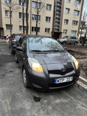 Pelēks Toyota Yaris 2009 Šauļi, ar dzinēja tilpumu 1.33 L un nobraukumu 113 tūkst. km par 3490 €, foto  vietnē AUTOMOTO.COM.LV