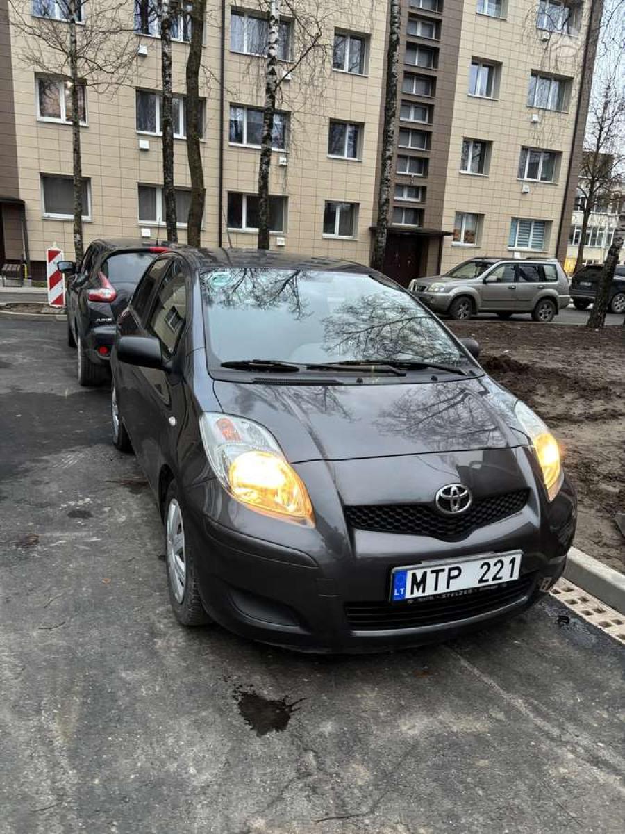 Grey Toyota Yaris 2009 in Siauliai, with an engine capacity of 1.33 L and mileage of 113 thousand km for 3490 €, photo 1 on AUTOMOTO.COM.LV