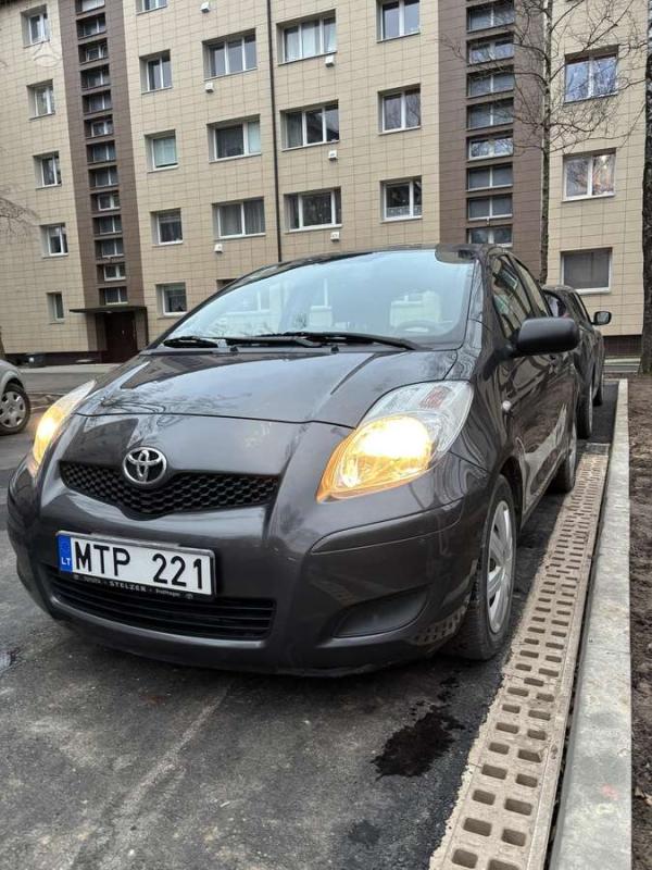 Grey Toyota Yaris 2009 in Siauliai, with an engine capacity of 1.33 L and mileage of 113 thousand km for 3490 €, photo 2 on AUTOMOTO.COM.LV