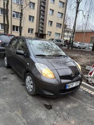 Grey Toyota Yaris 2009 in Siauliai, with an engine capacity of 1.33 L and mileage of 113 thousand km for 3490 €, photo 3 on AUTOMOTO.COM.LV