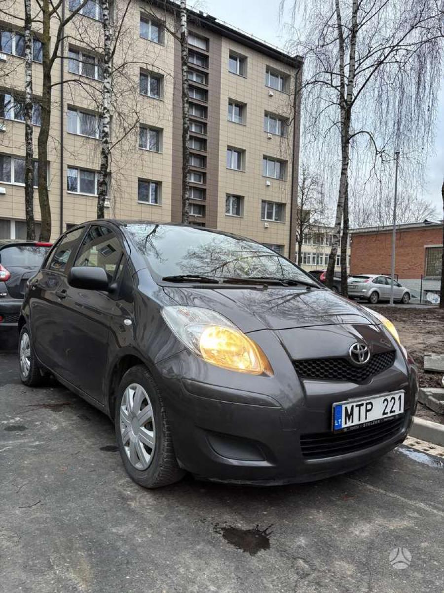 Grey Toyota Yaris 2009 in Siauliai, with an engine capacity of 1.33 L and mileage of 113 thousand km for 3490 €, photo 4 on AUTOMOTO.COM.LV