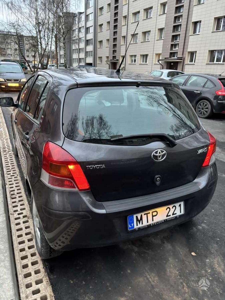 Grey Toyota Yaris 2009 in Siauliai, with an engine capacity of 1.33 L and mileage of 113 thousand km for 3490 €, photo 8 on AUTOMOTO.COM.LV