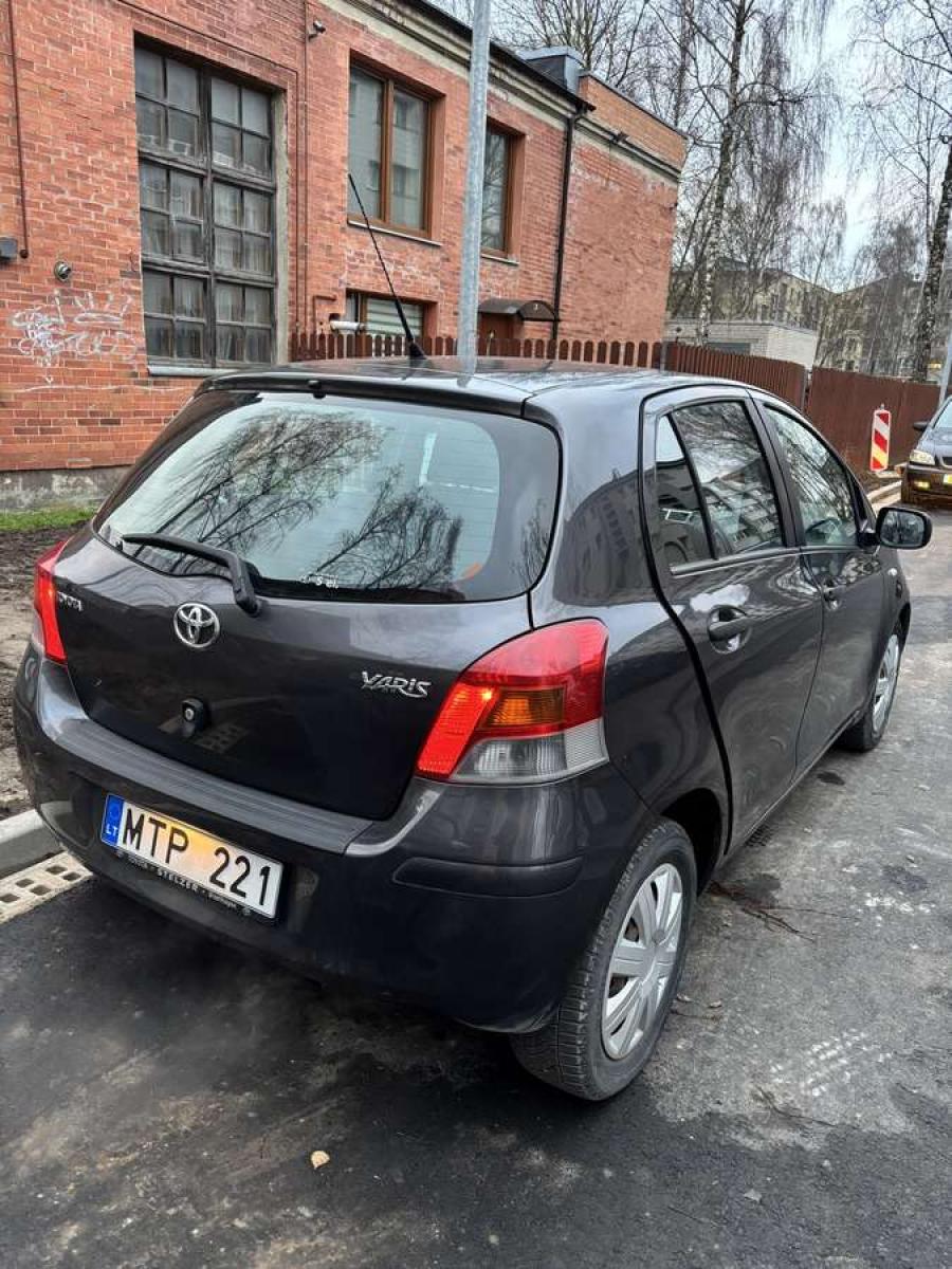 Grey Toyota Yaris 2009 in Siauliai, with an engine capacity of 1.33 L and mileage of 113 thousand km for 3490 €, photo 11 on AUTOMOTO.COM.LV