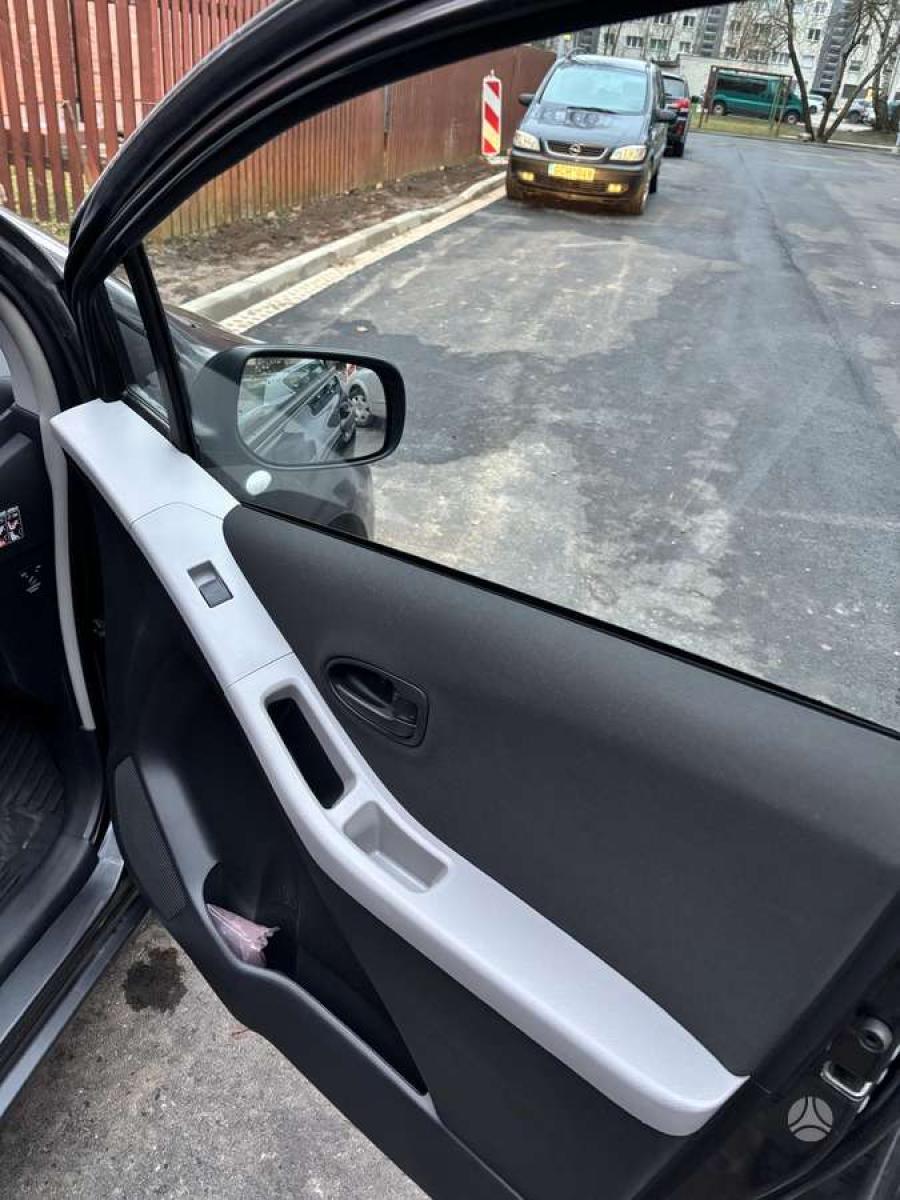 Grey Toyota Yaris 2009 in Siauliai, with an engine capacity of 1.33 L and mileage of 113 thousand km for 3490 €, photo 16 on AUTOMOTO.COM.LV