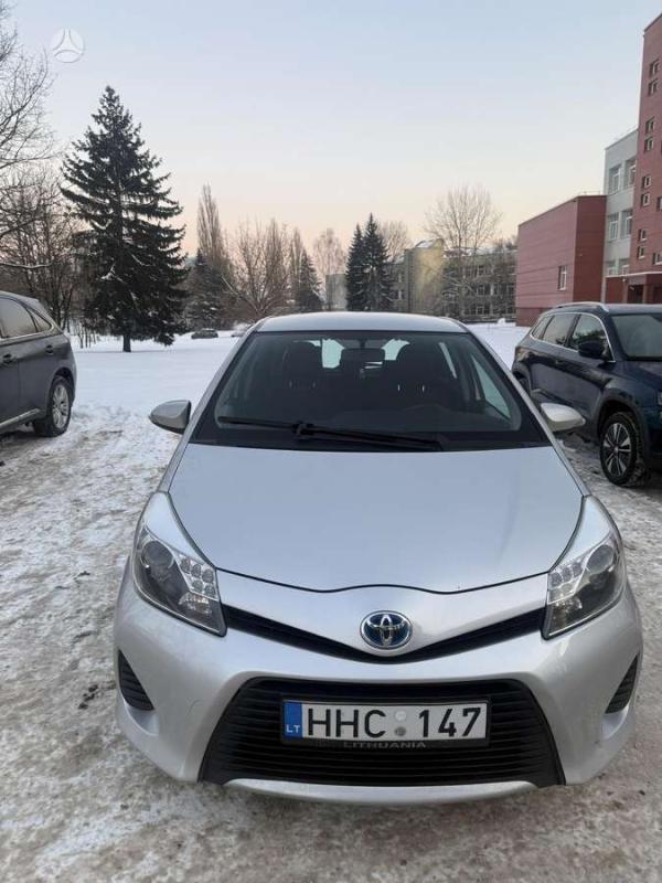 Grey Toyota Yaris 2014 in Vilnius, with an engine capacity of 1.50 L and mileage of 141 thousand km for 7500 €, photo 3 on AUTOMOTO.COM.LV