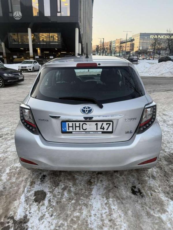 Grey Toyota Yaris 2014 in Vilnius, with an engine capacity of 1.50 L and mileage of 141 thousand km for 7500 €, photo 6 on AUTOMOTO.COM.LV