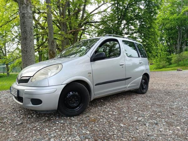 Grey Toyota Yaris 2004 in Riga, with an engine capacity of 1.40 L and mileage of 330 thousand km for 950 €, photo 1 on AUTOMOTO.COM.LV