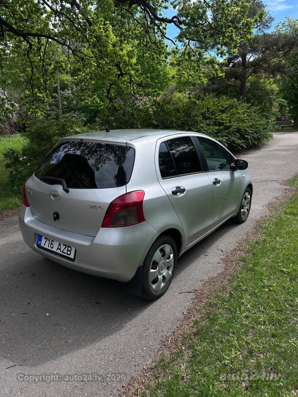Pelēks Toyota Yaris 2006 Tallina, ar dzinēja tilpumu 1.30 L un nobraukumu 178 tūkst. km par 2499 €, foto 4 vietnē AUTOMOTO.COM.LV