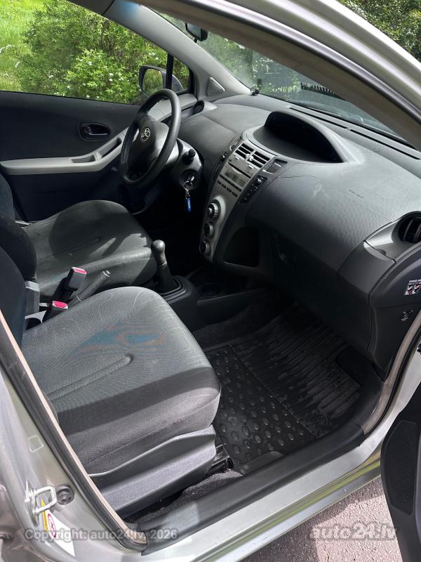 Pelēks Toyota Yaris 2006 Tallina, ar dzinēja tilpumu 1.30 L un nobraukumu 178 tūkst. km par 2499 €, foto 6 vietnē AUTOMOTO.COM.LV