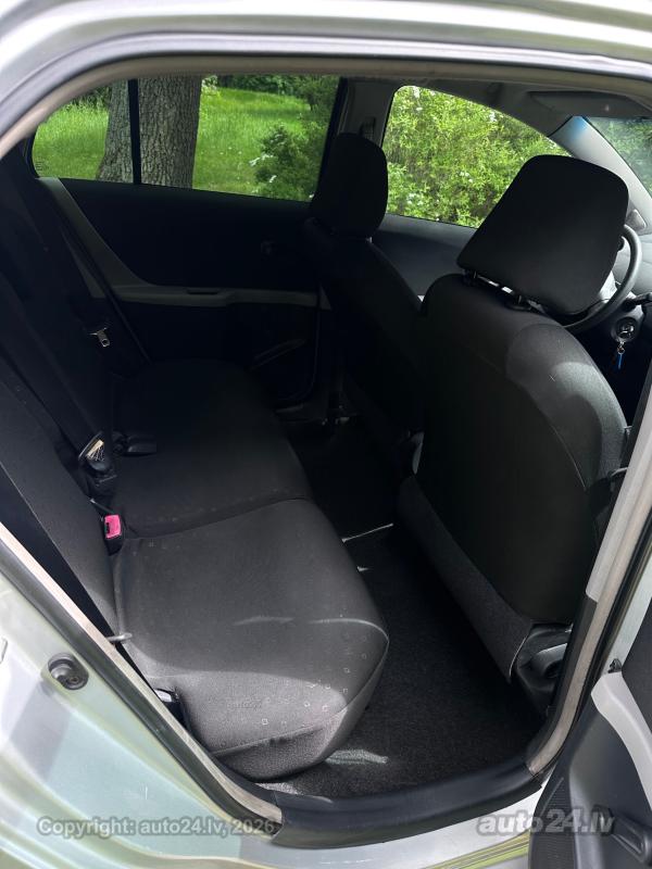 Pelēks Toyota Yaris 2006 Tallina, ar dzinēja tilpumu 1.30 L un nobraukumu 178 tūkst. km par 2499 €, foto 7 vietnē AUTOMOTO.COM.LV