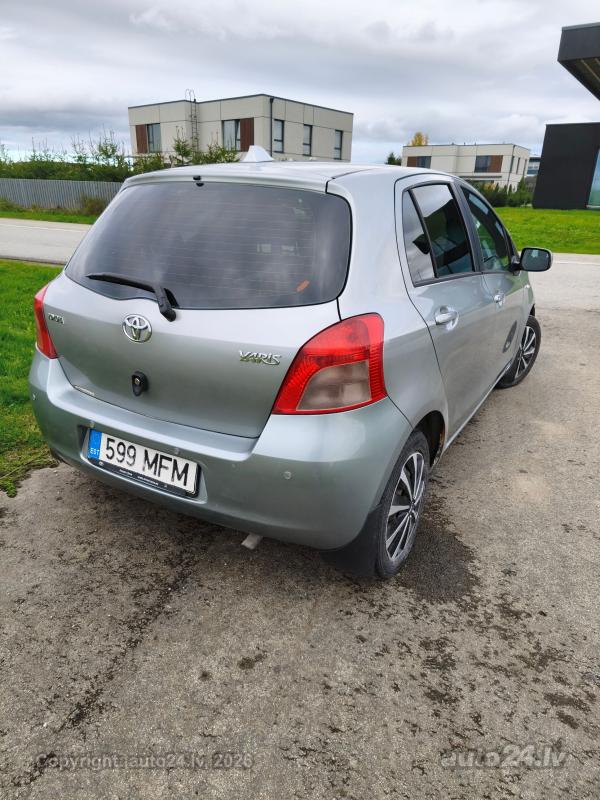 Toyota Yaris 2006 Tallina vietnē Pelēks Toyota Yaris 2006 Tallina, ar dzinēja tilpumu 1.30 L un nobraukumu 156 tūkst. km par 2000 €, foto 4 vietnē AUTOMOTO.COM.LV