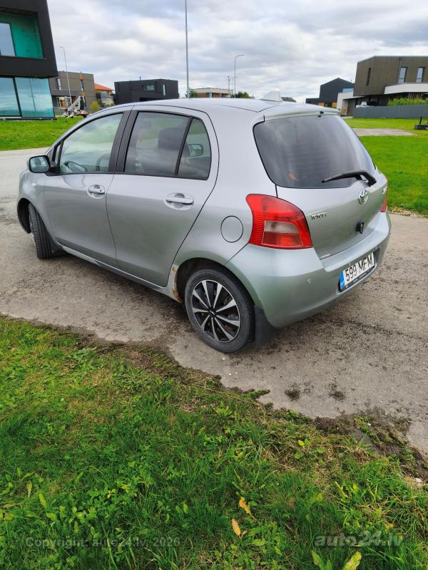 Toyota Yaris 2006 Tallina vietnē Pelēks Toyota Yaris 2006 Tallina, ar dzinēja tilpumu 1.30 L un nobraukumu 156 tūkst. km par 2000 €, foto 5 vietnē AUTOMOTO.COM.LV