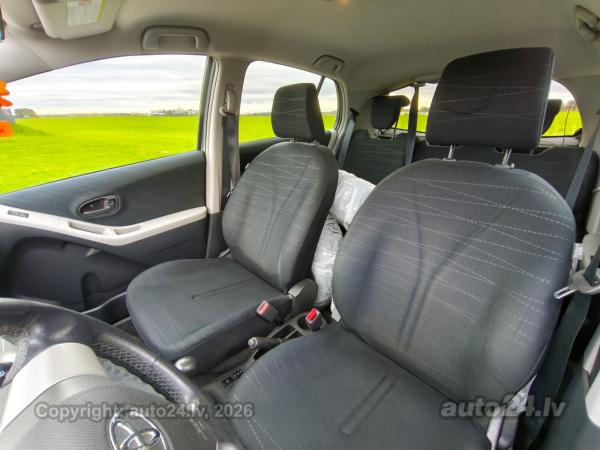 Toyota Yaris 2006 Tallina vietnē Pelēks Toyota Yaris 2006 Tallina, ar dzinēja tilpumu 1.30 L un nobraukumu 156 tūkst. km par 2000 €, foto 9 vietnē AUTOMOTO.COM.LV
