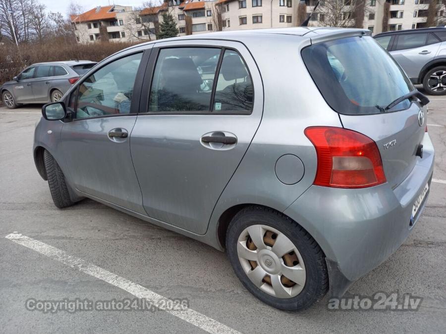 Pelēks Toyota Yaris 2007 Tallina, ar dzinēja tilpumu 1.30 L un nobraukumu 131 tūkst. km par 3200 €, foto 1 vietnē AUTOMOTO.COM.LV