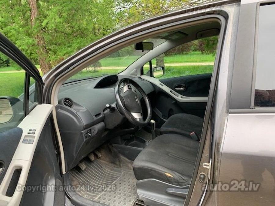 Grey Toyota Yaris 2007 in Viljandi, with an engine capacity of 1.30 L and mileage of 270 thousand km for 850 €, photo 4 on AUTOMOTO.COM.LV