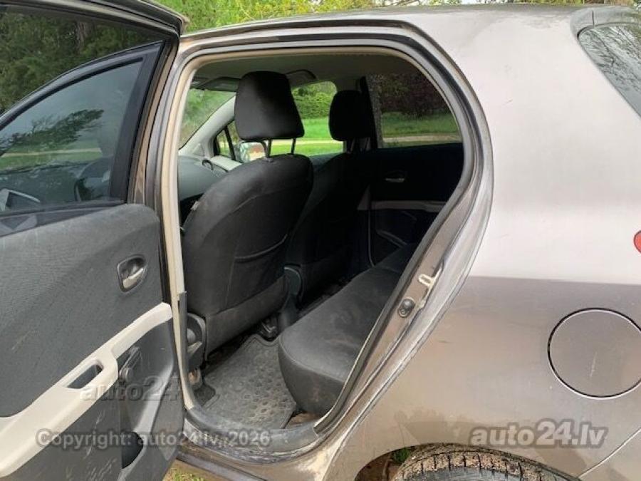 Grey Toyota Yaris 2007 in Viljandi, with an engine capacity of 1.30 L and mileage of 270 thousand km for 850 €, photo 5 on AUTOMOTO.COM.LV