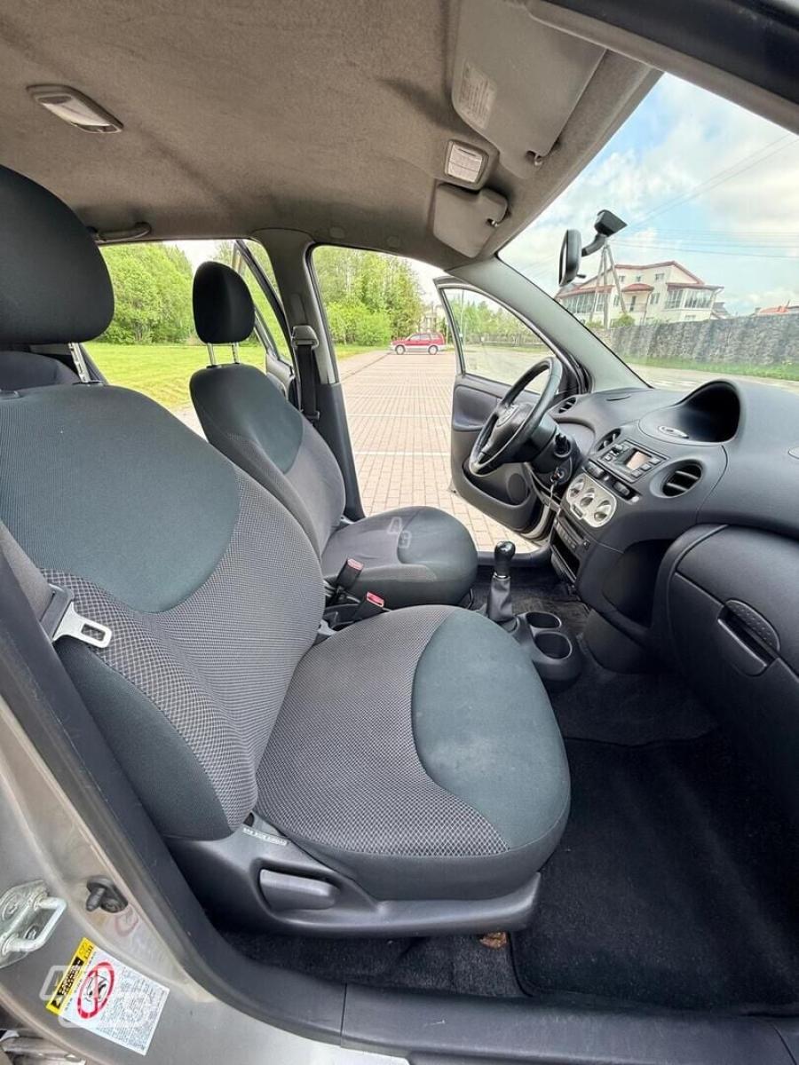 Toyota Yaris 2004 in Vilnius, with an engine capacity of 1.40 L and mileage of 304 thousand km for 1100 €, photo 22 on AUTOMOTO.COM.LV