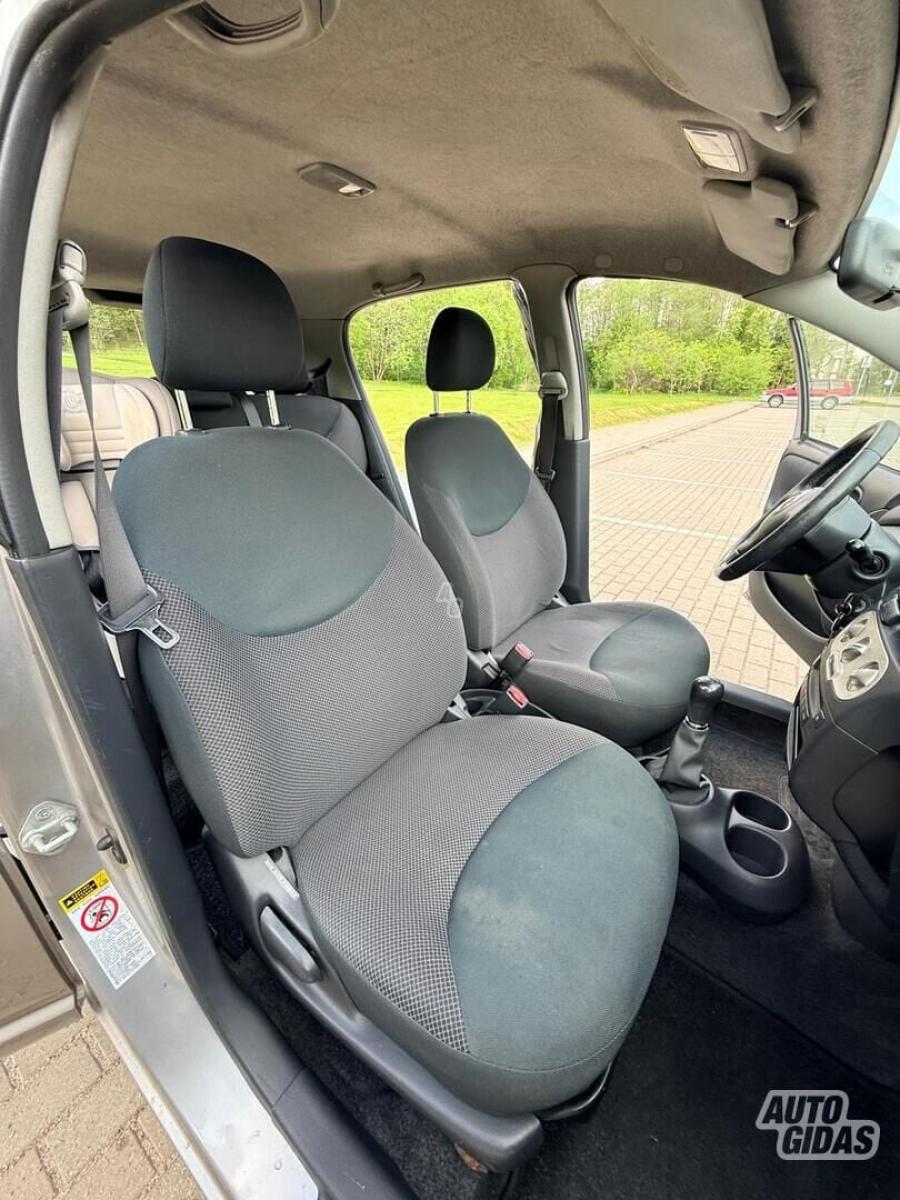 Toyota Yaris 2004 in Vilnius, with an engine capacity of 1.40 L and mileage of 304 thousand km for 1100 €, photo 23 on AUTOMOTO.COM.LV