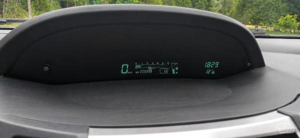 Toyota Yaris 2007 in Mazeikiai, with an engine capacity of 1.40 L and mileage of 201 thousand km for 2750 €, photo 8 on AUTOMOTO.COM.LV