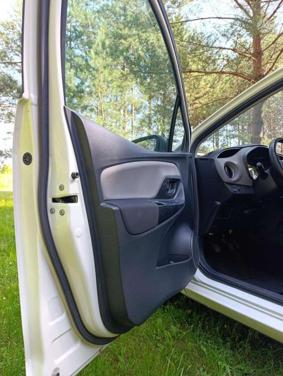 Toyota Yaris 2015 in Kaunas, with an engine capacity of 1.33 L and mileage of 230 thousand km for 5500 €, photo 21 on AUTOMOTO.COM.LV