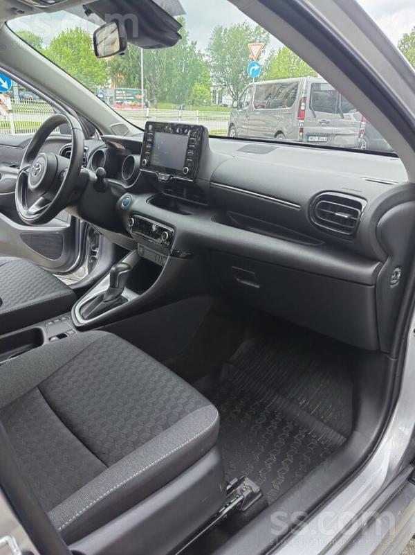 Toyota Yaris 2024 in Riga, with an engine capacity of 1.50 L and mileage of 52 thousand km for 17850 €, photo 6 on AUTOMOTO.COM.LV