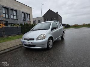 Toyota Yaris 2001 Viļņa, ar dzinēja tilpumu 1.30 L un nobraukumu 255 tūkst. km par 1850 €, foto  vietnē AUTOMOTO.COM.LV