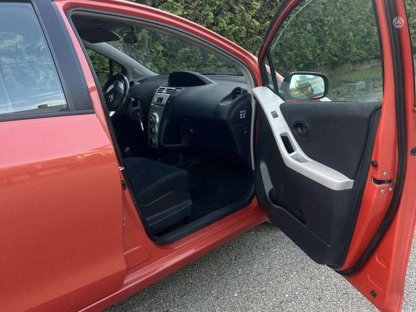 Orange Toyota Yaris 2010 in Vilnius, with an engine capacity of 1.30 L and mileage of 180 thousand km for 3000 €, photo 9 on AUTOMOTO.COM.LV