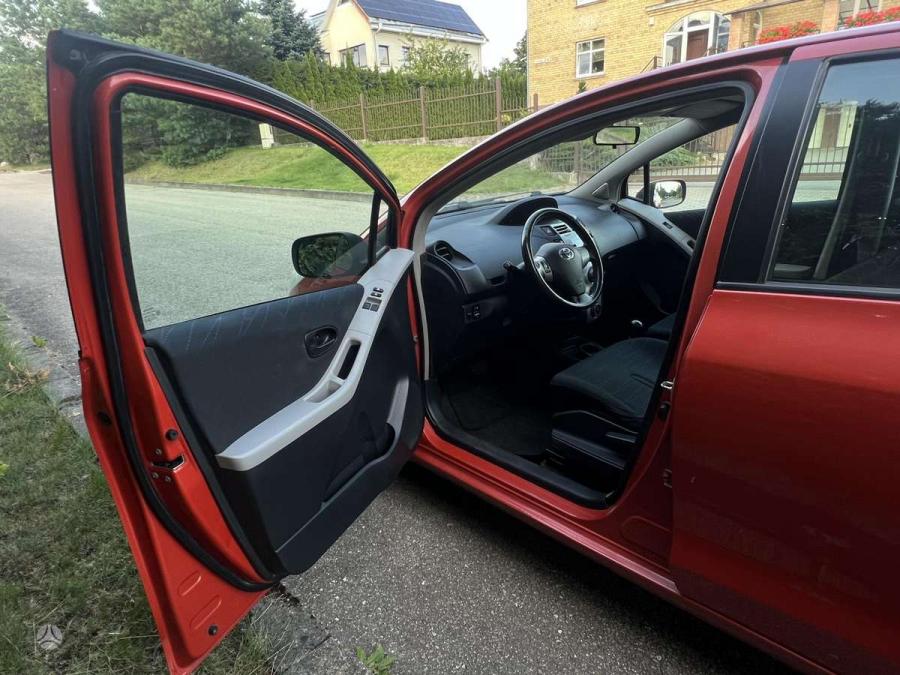 Oranžs Toyota Yaris 2010 Viļņa, ar dzinēja tilpumu 1.30 L un nobraukumu 180 tūkst. km par 3000 €, foto 12 vietnē AUTOMOTO.COM.LV