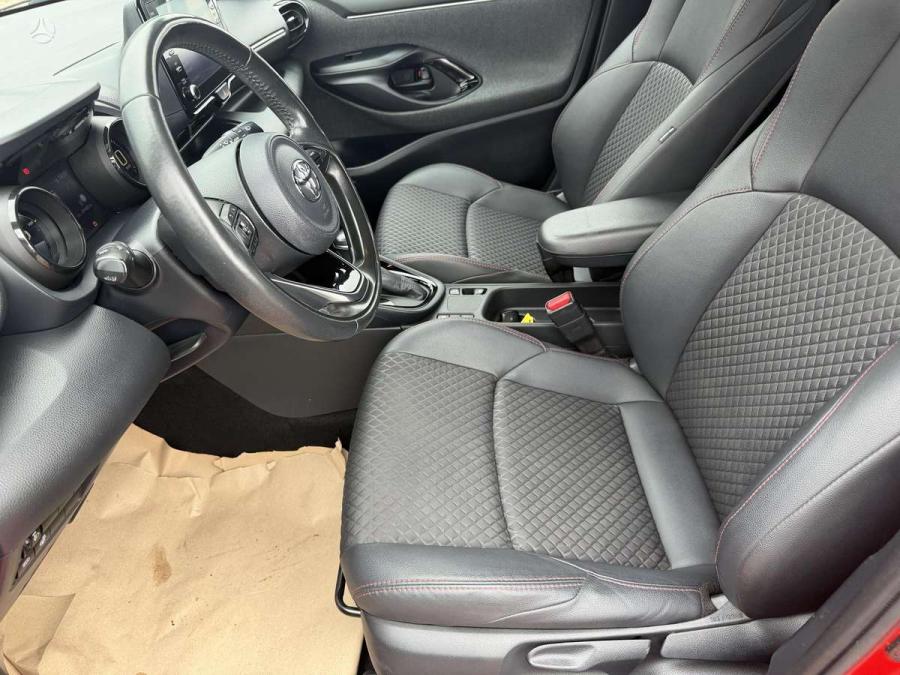 Orange Toyota Yaris 2021 in Utena, with an engine capacity of 1.49 L and mileage of 190 thousand km for 12590 €, photo 8 on AUTOMOTO.COM.LV